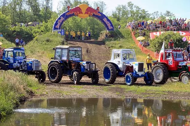 Manumalo i le tractor - tumau i Rusia 24326_12