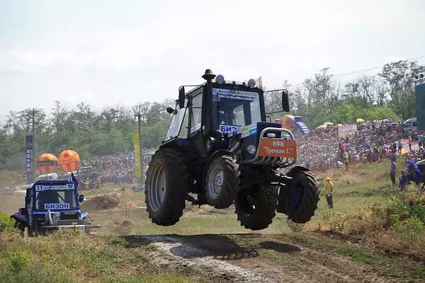 Manumalo i le tractor - tumau i Rusia 24326_13