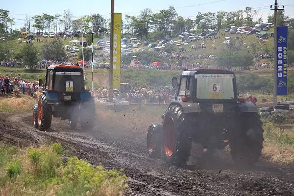 Manumalo i le tractor - tumau i Rusia 24326_17