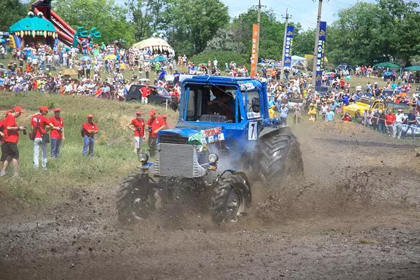 Manumalo i le tractor - tumau i Rusia 24326_9