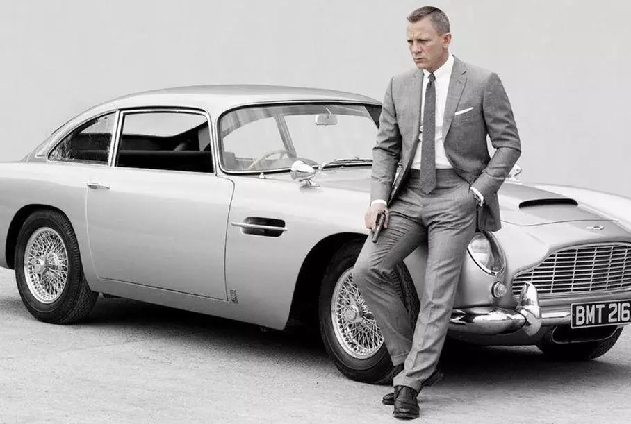 Aston Martin DB5 Jeýms Bond hakda täze filmde täze filmde gaýdyp geler