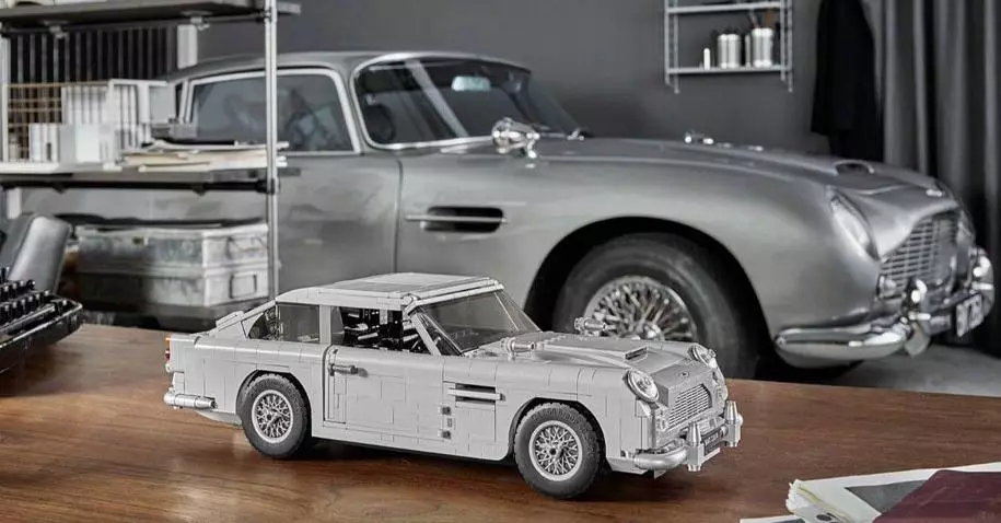 Aston Martin James Bond verwandelte sich in einen Designer LEGO