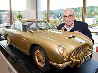 Gouden exemplaar van Aston Martin James Bond verkocht bij de veiling 2493_1