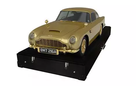 Gouden exemplaar van Aston Martin James Bond verkocht bij de veiling 2493_3