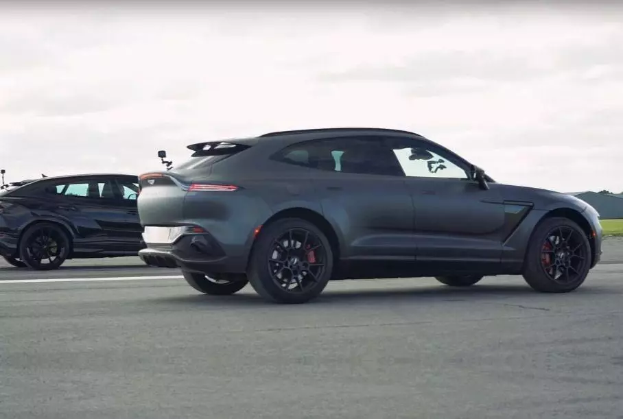 Aston Martin DBX em comparação com Lamborghini URUS em uma corrida em linha reta 2525_1