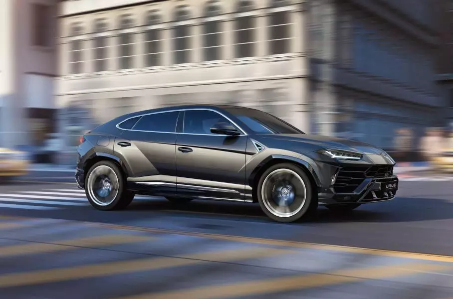 Aston Martin DBX em comparação com Lamborghini URUS em uma corrida em linha reta 2525_2