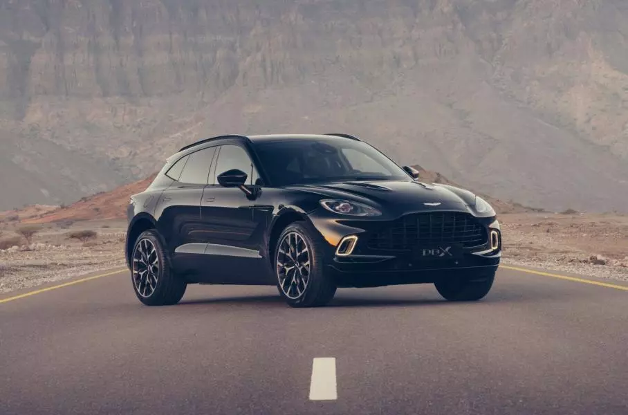 Aston Martin DBX em comparação com Lamborghini URUS em uma corrida em linha reta 2525_3