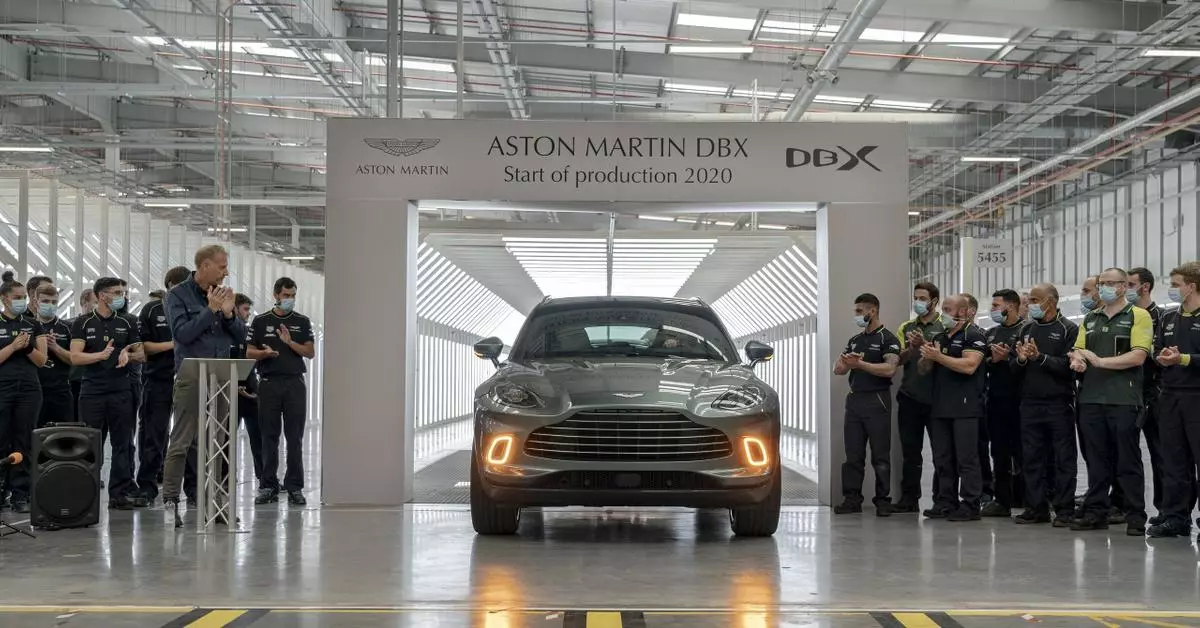 Aston Martin savāca pirmo DBX Crossover kopiju