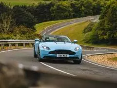 Aston Martin pastatė ypatingą 603 stiprų rapidą 2552_2