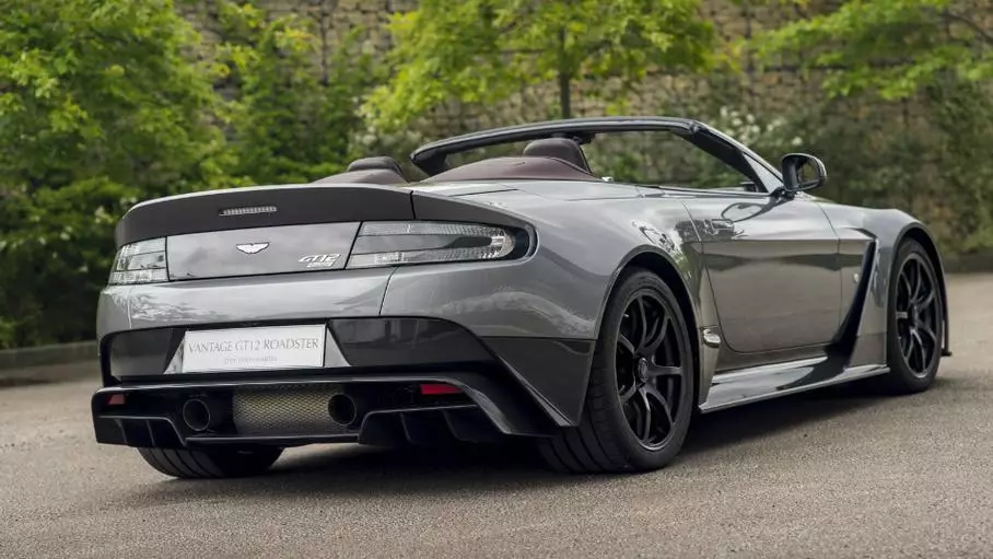 Aston Martin membina sebuah roadster trek yang unik 2565_2