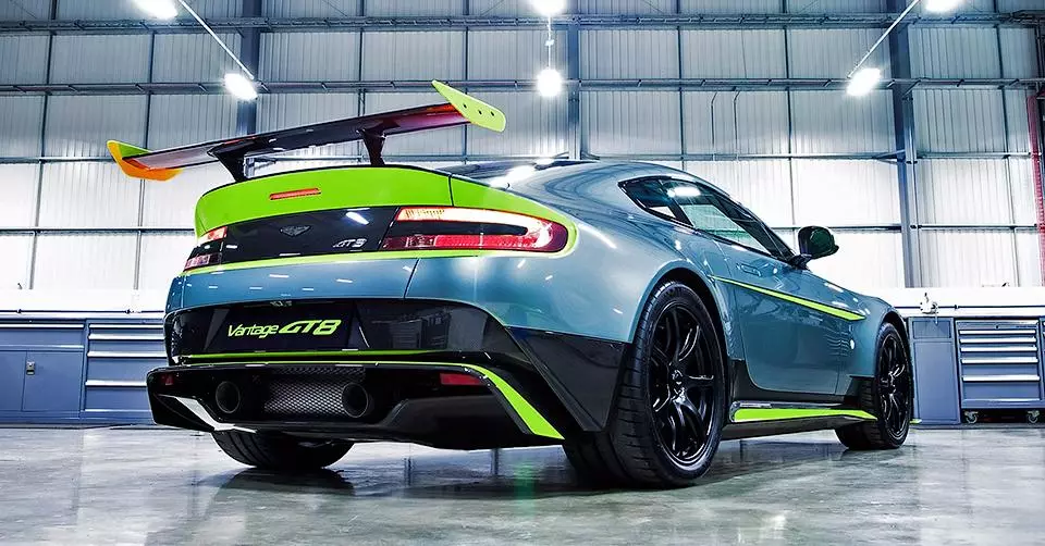 Aston Martin konstruis la plej ekstreman V8-VANTAGE