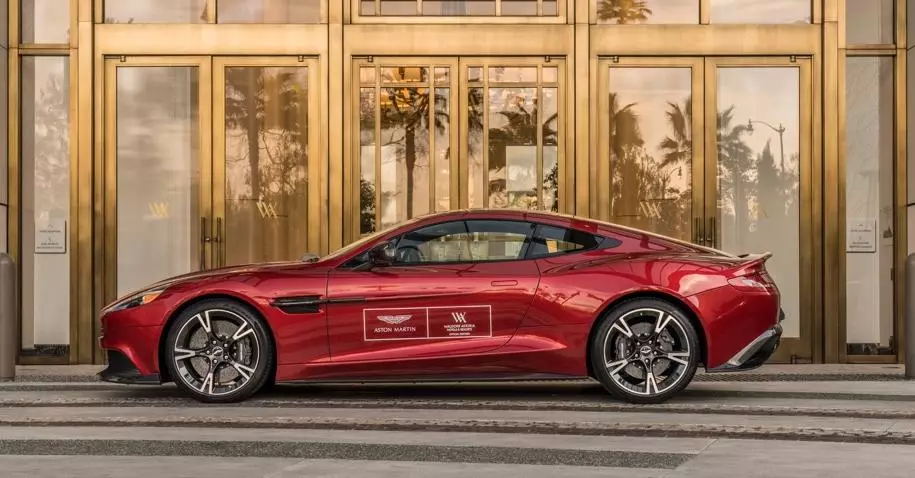 Hotelo en Beverly Hills ofertis vizitantojn al la ĉambro kaj Aston Martin