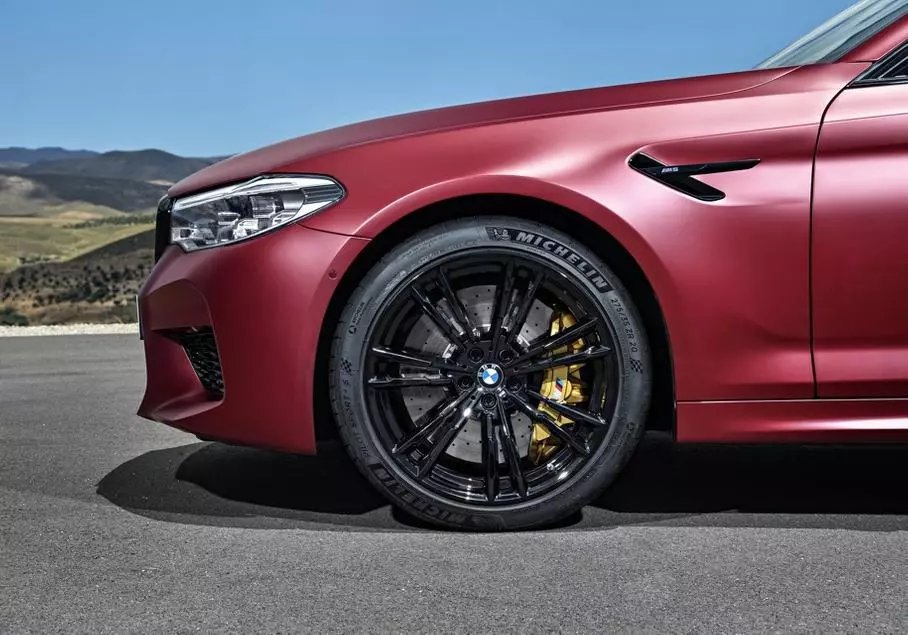 BMW M5 пурқувваттар мешавад 25967_1