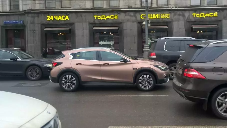 Infiniti QX30 Photographed sa Moscow para sa anim na buwan bago ang Russian premiere 26115_2