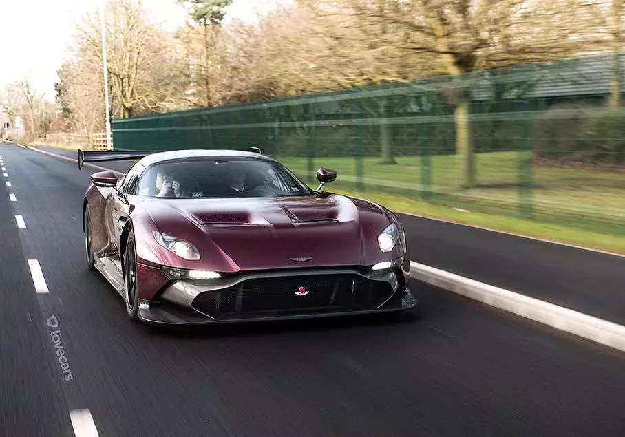 Taug qab SuperCar Aston Martin Vulcan npaj rau txoj kev txawv 2614_1