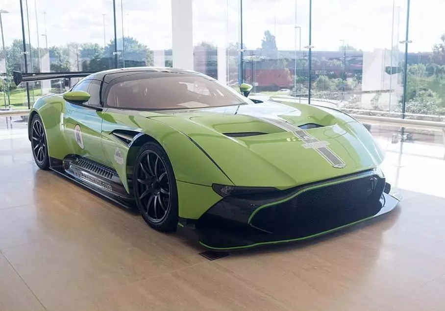 หายาก Aston Martin ในสีของ Lamborghini จัดอันดับ 206 ล้านรูเบิล