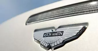 Aston Martin은 새로운 Supercar의 이름으로 나왔습니다.