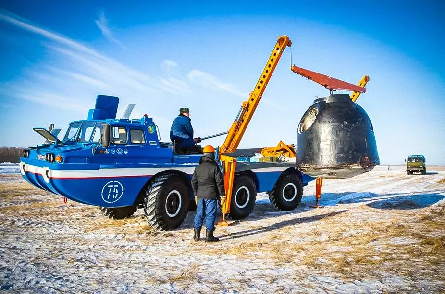 Ne blokita kaj ne dronas: ekstremaj sovetiaj tut-terenaj veturiloj 26766_24