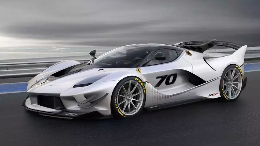 I-Ferrari Fxx kwi-EVO: I-carbon ezininzi kunye neekhilogramu ezingama-830 zeengcinezelo 27807_2