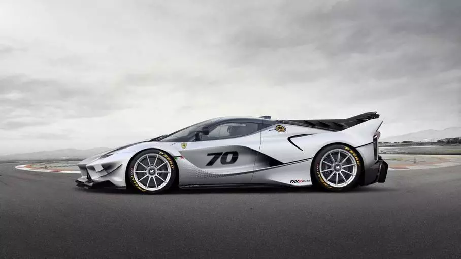 I-Ferrari Fxx kwi-EVO: I-carbon ezininzi kunye neekhilogramu ezingama-830 zeengcinezelo 27807_3