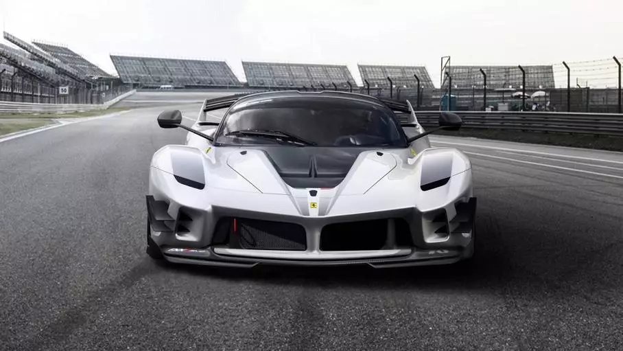 I-Ferrari Fxx kwi-EVO: I-carbon ezininzi kunye neekhilogramu ezingama-830 zeengcinezelo 27807_5