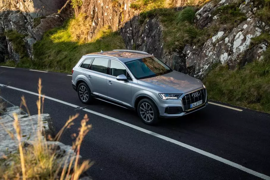 Առաջին թեստը թարմացվել է Audi Q7- ին 2795_3