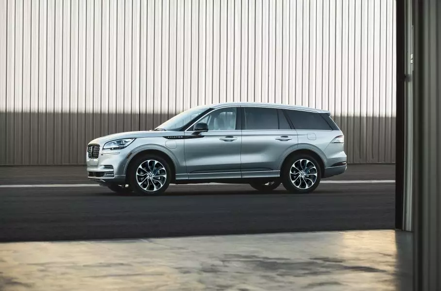 Näytetään ylellinen Lincoln Aviator, jossa on seitsemän paikkaa ja jousitus 