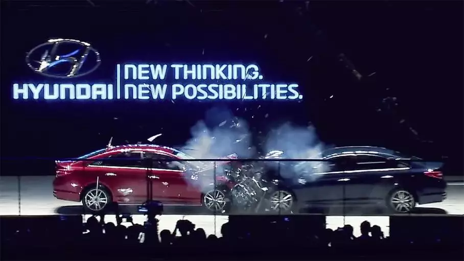 Hyundai hielt einen Crash-Test an der Szene vor dem Publikum 28282_1