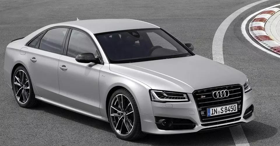 Audi ଼ ଏକ 605-ଶକ୍ତିଶାଳୀ A8 SEDAN ପ୍ରବାହିତ ହୋଇଥିଲା |