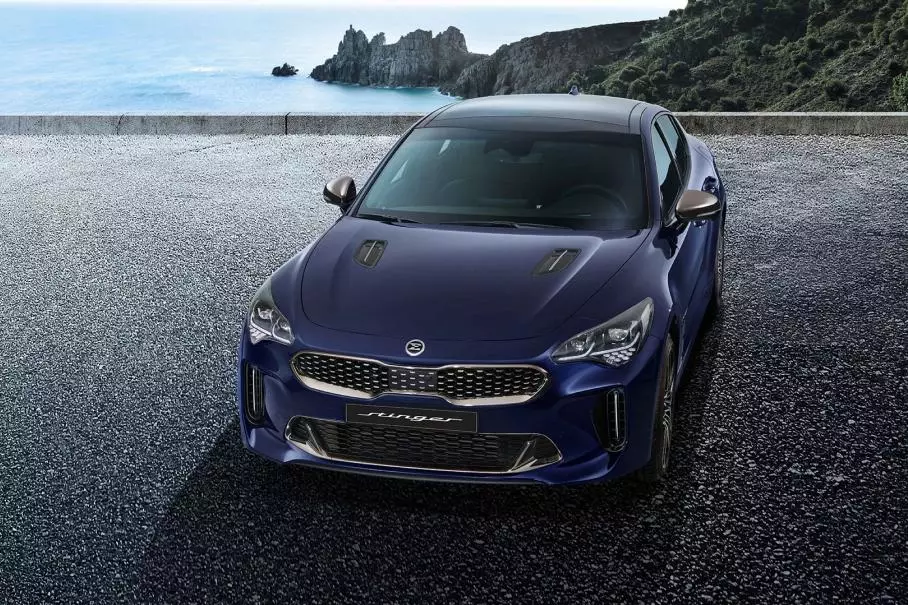 Kia Stinger atjaunināts un ieguva lielu multimediju ekrānu 29490_1