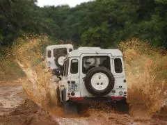 Britse miljardêr het swanger geword om Land Rover Defender te laat herleef 29878_3