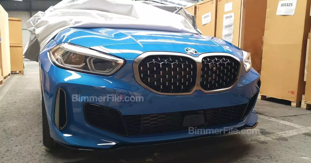 አዲስ BMW 1 ተከታታይ የተከታታይ ፎቶግራፍ ያለ ቀዳዳ