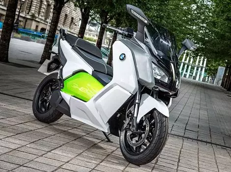 BMW o'zining birinchi elektroposmosini seriyalarga olib keldi 3131_4