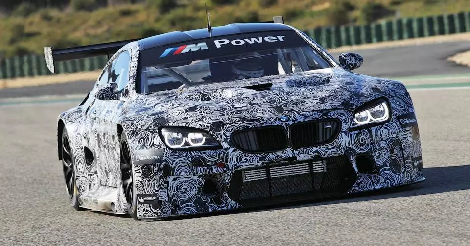 BMW ichashongedza racing coupe m6 585-yakasimba mota