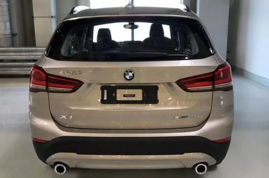 Ntlafatso ea BMW X1: Linepe tsa Pele 3229_2