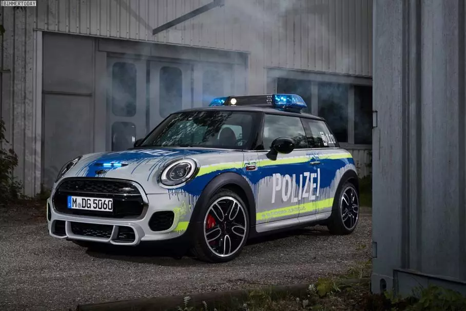 BMW ukázal hasičom X3 a políciu Mini 3232_3