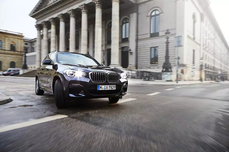 O novo BMW X3 converteuse nun híbrido cunha taxa de fluxo de 2,4 litros por 100 quilómetros