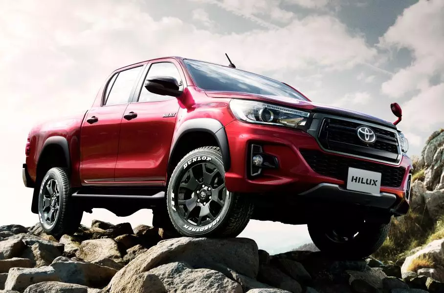 Pickup Toyota Hilux သည်နှစ်ပတ်လည်နေ့အတွက်လက်ဆောင်တစ်ခုရရှိခဲ့သည် 32727_1