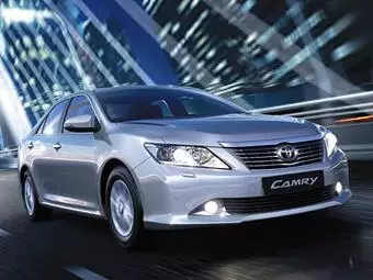 Il y a des photos de la version russe de la nouvelle Toyota Camry 32751_1