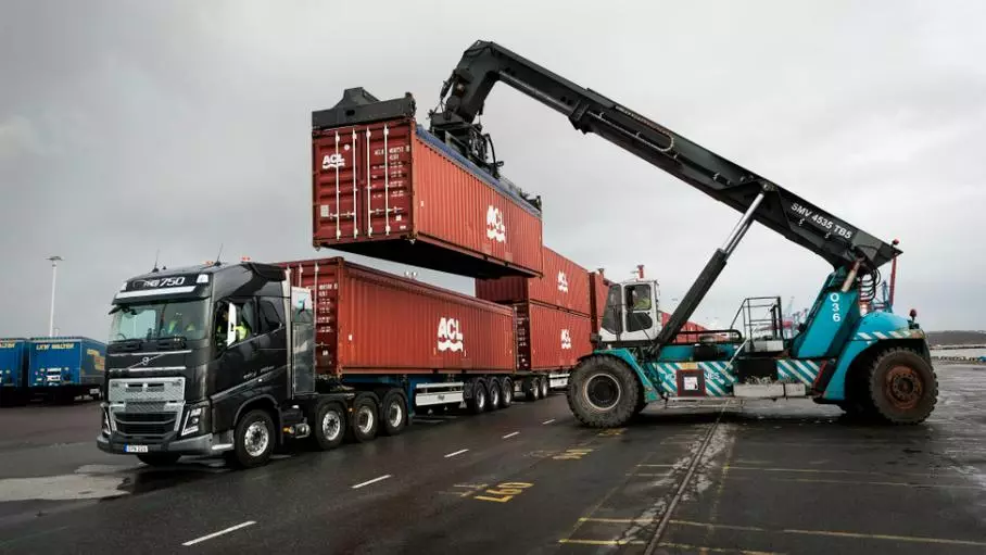 Volvo Truck, 750 ton ağırlığında 300 metrelik yol trenini sürükledi 33336_2