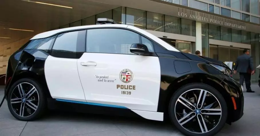 Asmeskas Policemen tau tshem ntawm cov kev pabcuam BMW I3