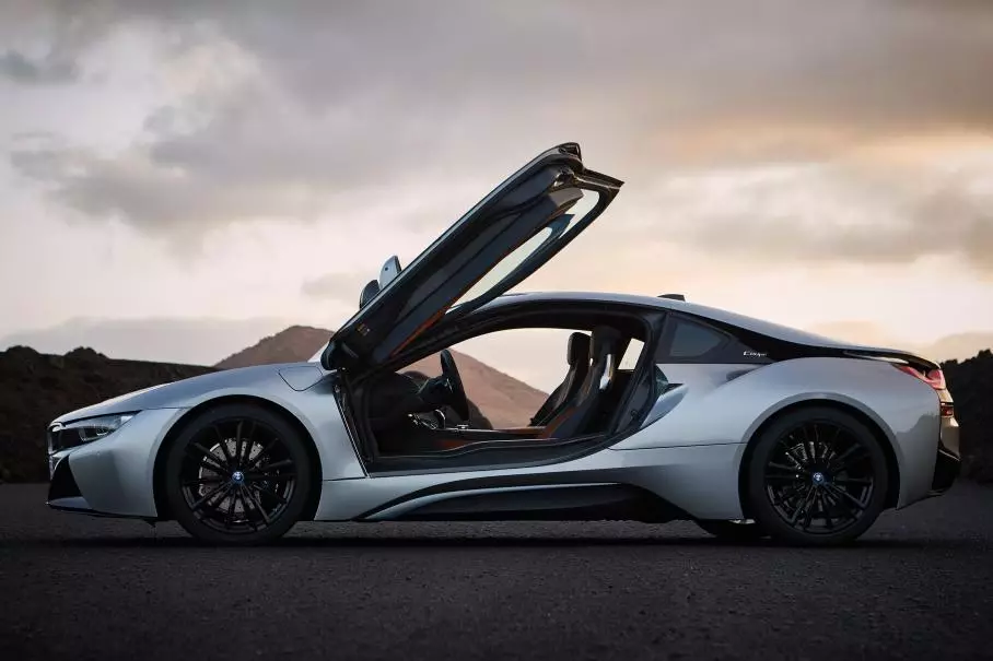 Za a cire BMW I8 daga mai isar a cikin watanni uku 3386_1