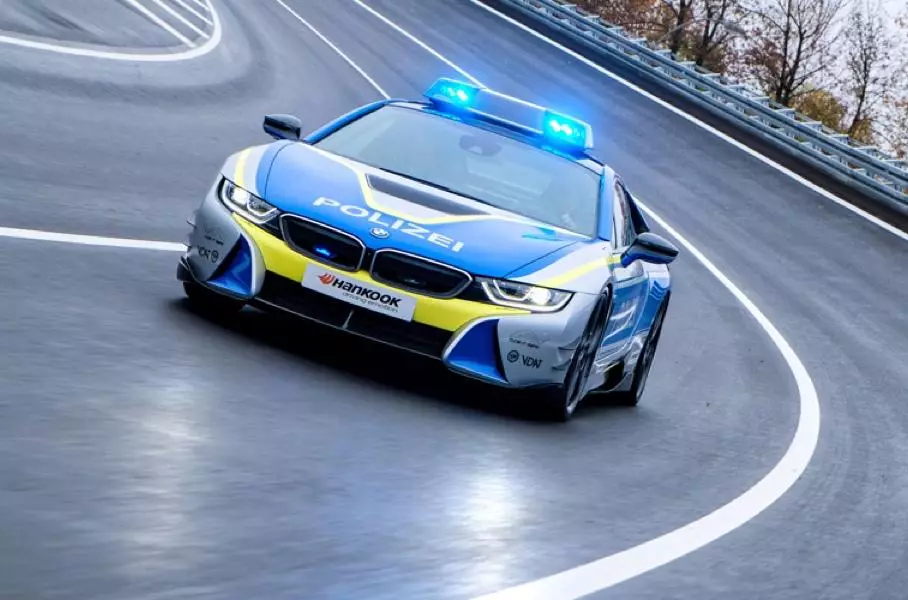 BMW i8 гибридті патрульдік машина болды 3391_1