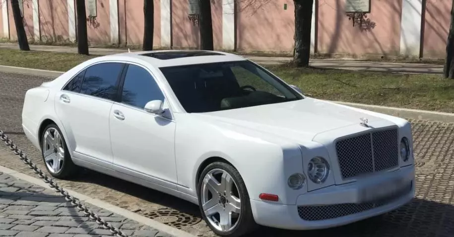 A Rússia, va posar a la venda "Mercedes", que gairebé es va convertir en Bentley