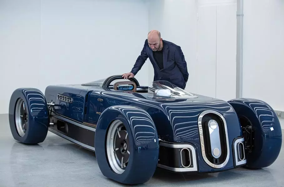 Va presentar roadster retrofuturístic a l'estil dels anys 30