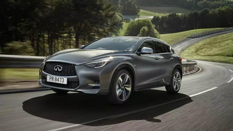 Infiniti, Q30 hatchback'in ruble maliyetini aradı. 35231_1