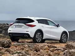 Infiniti, Q30 hatchback'in ruble maliyetini aradı. 35231_2