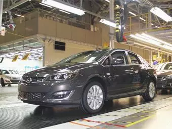 В Санкт Петербург започва събрание на седан Opel Astra 36088_1