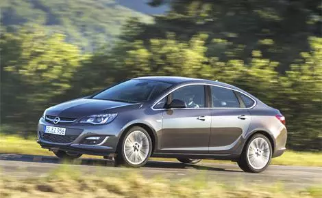 Em São Petersburgo iniciou uma assembléia de um sedan Opel Astra 36088_3