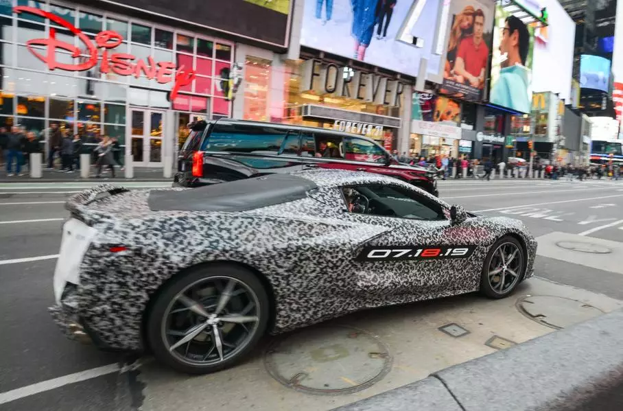 ئوتتۇرا يول Chevrolet Corvette: تۇنجى رەسمىي سۈرەتلەر 36139_2